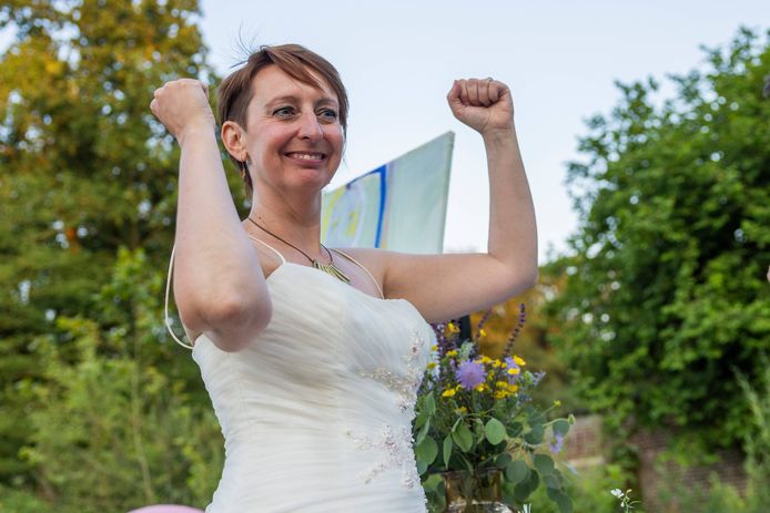 “Mevrouw Van Opstal en mevrouw Van Opstal. Hartelijk welkom”: te gast op het huwelijksfeest van ...