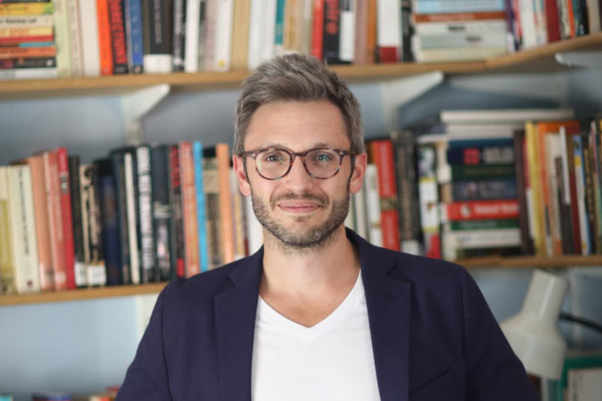 Jason Hickel bestrijdt het kapitalisme: ‘We denken dat economische ...