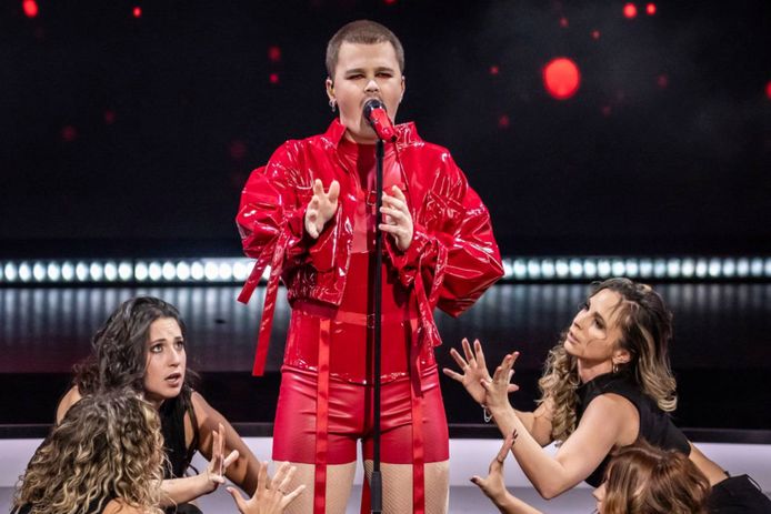 ‘Sing Again’-finalist Seppe verdedigt gewaagde outfits: “Niet bang voor ...