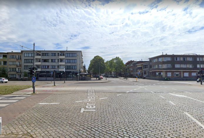 Kruispunt Alfons Schneiderlaan krijgt nieuwe laag asfalt | Antwerpen | pzc.nl