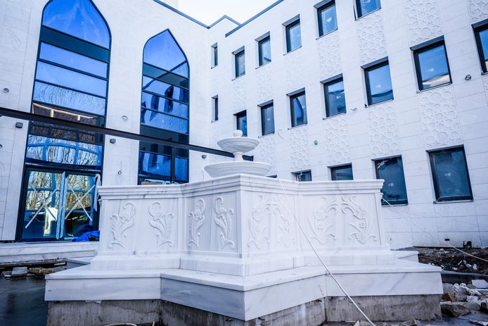 Witte moskee Yunus Emre nadert de voltooiing; tulpen in de gevel en ...