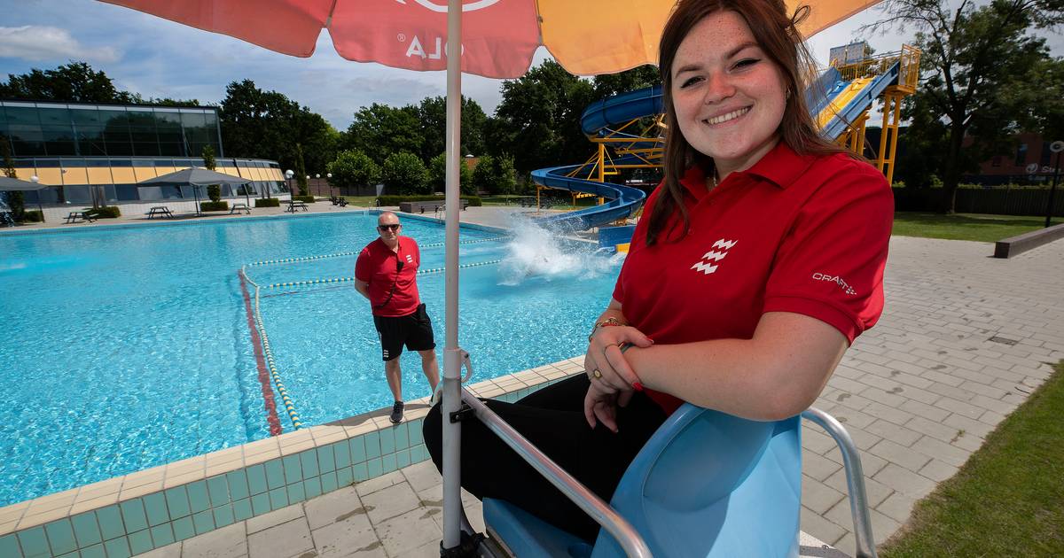 Een dagje ondergedompeld in het werk van een zwembadtoezichthouder: ‘Je staat de hele tijd aan ...