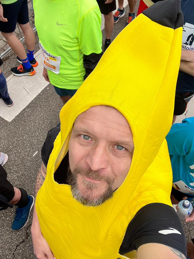 Waarom ‘banaan-man’ Ken (44) de benen uit zijn lijf loopt: “Als ...