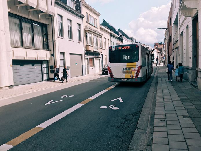 Busstrook in een fietsstraat? “Dan moeten bussen achter fietsers ...
