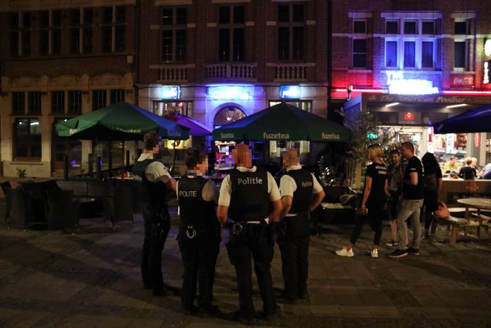 Politie houdt voor tweede dag op rij razzia in café, nu aan station in ...