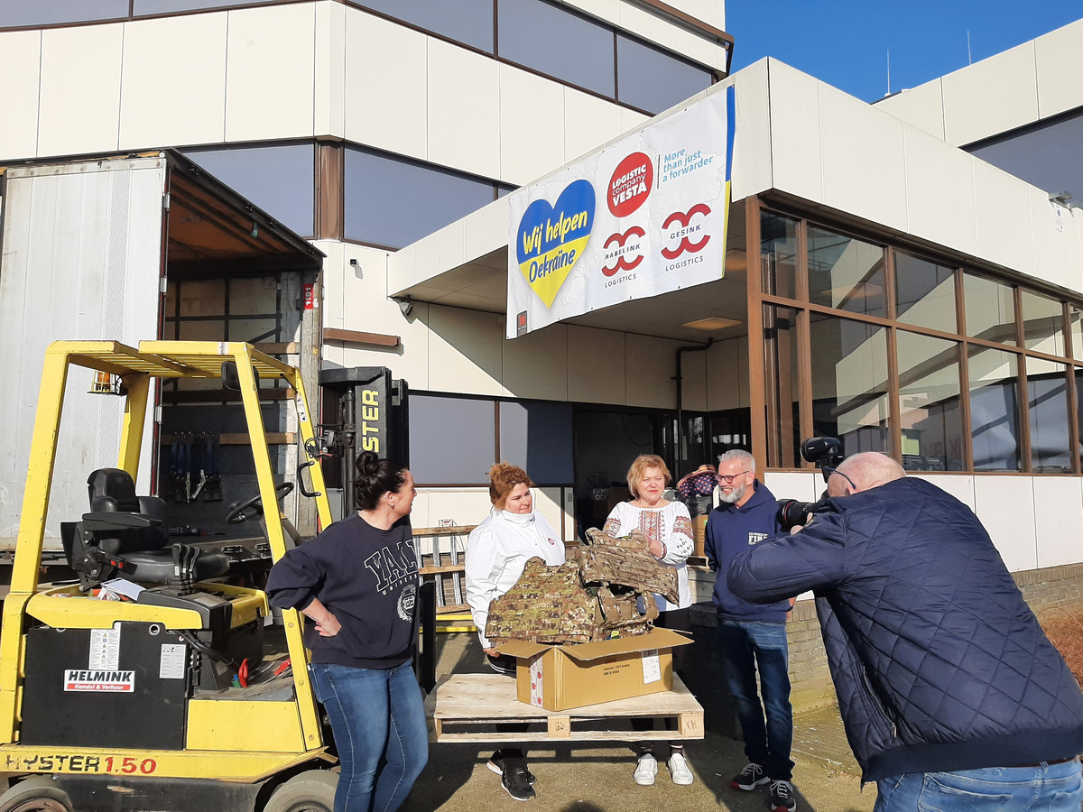 Delen kogelvrije vesten vanuit Doetinchem voor de vechtende burgers in ...