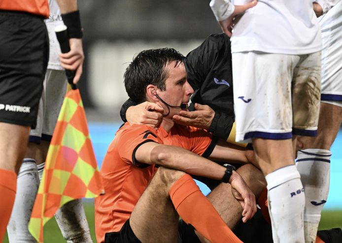 Scheidsrechter Lambrechts na knal in aangezicht afgevoerd “met geheugenverlies” | Belgisch ...