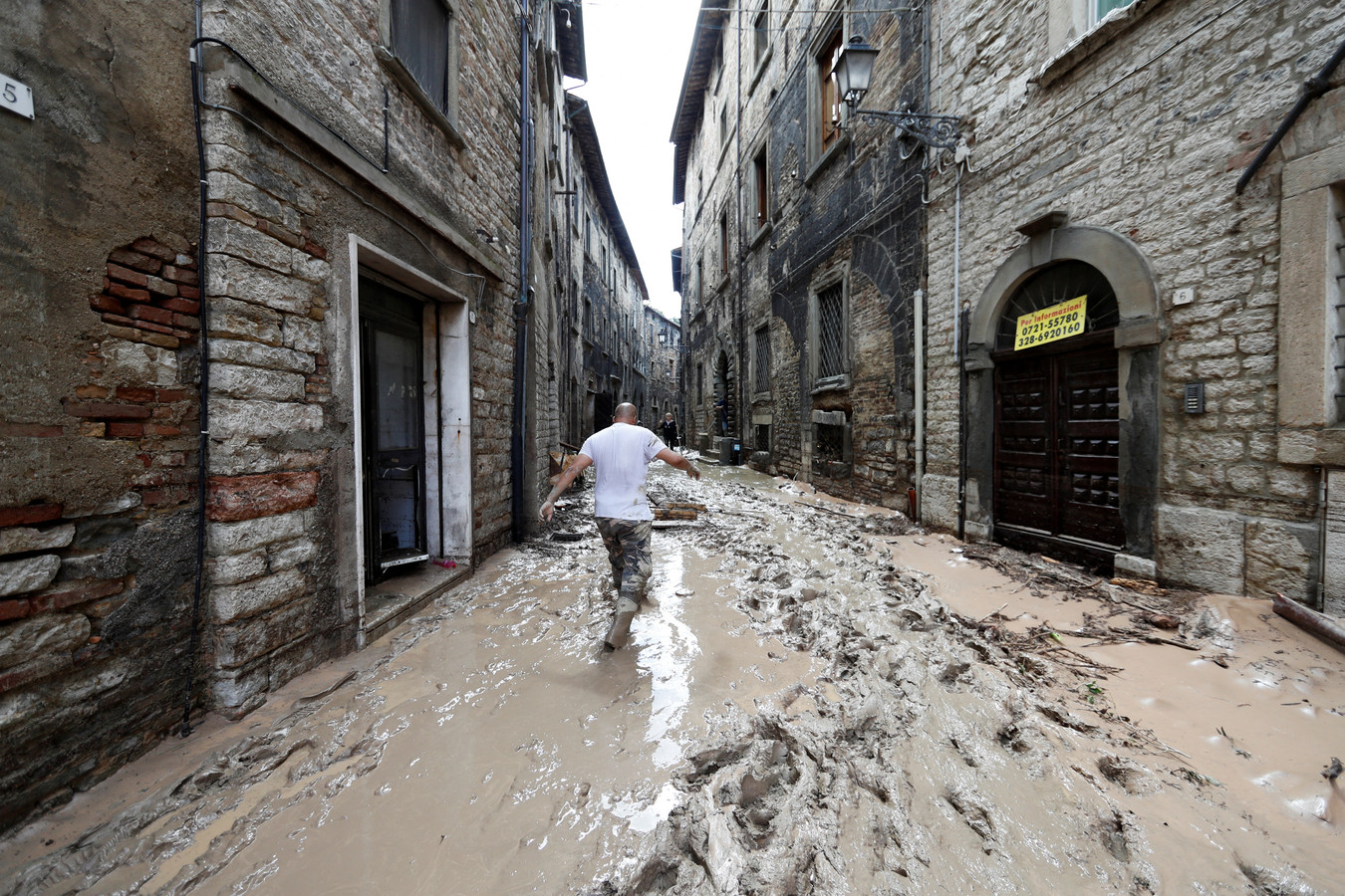 Tenminste 9 doden en 4 vermisten in Italië na overstromingen door zware ... Tenminste 9 doden en 4 vermisten in Italië na overstromingen door zware ...