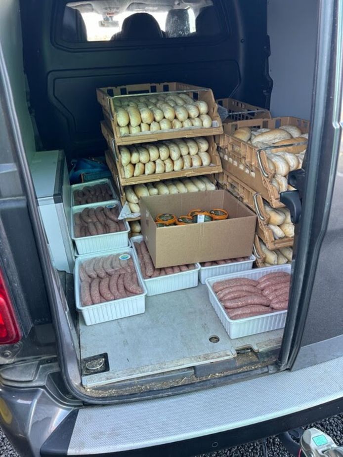 Protesterende boeren in Oostduinkerke worden verwend met braadworst ...