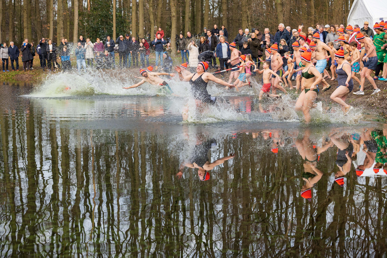 LIVE | ‘Explosief’ feestje in Berghem en eerste vuurwerkshows Tilburg ...