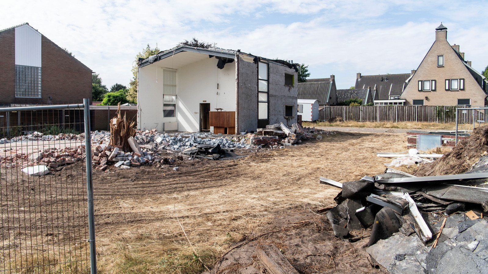 Blik op de kerk bijna weg in Neede, maar preekstoel NGK staat nog ...