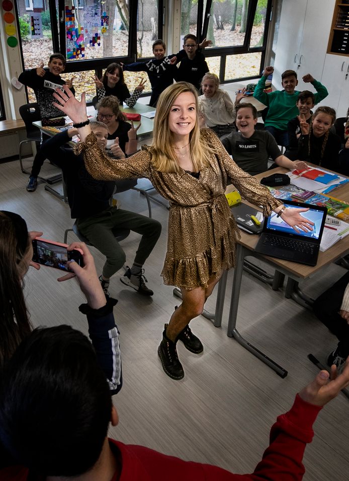 Juf Monique is met haar grappen een hit op TikTok | Brabant | bd.nl