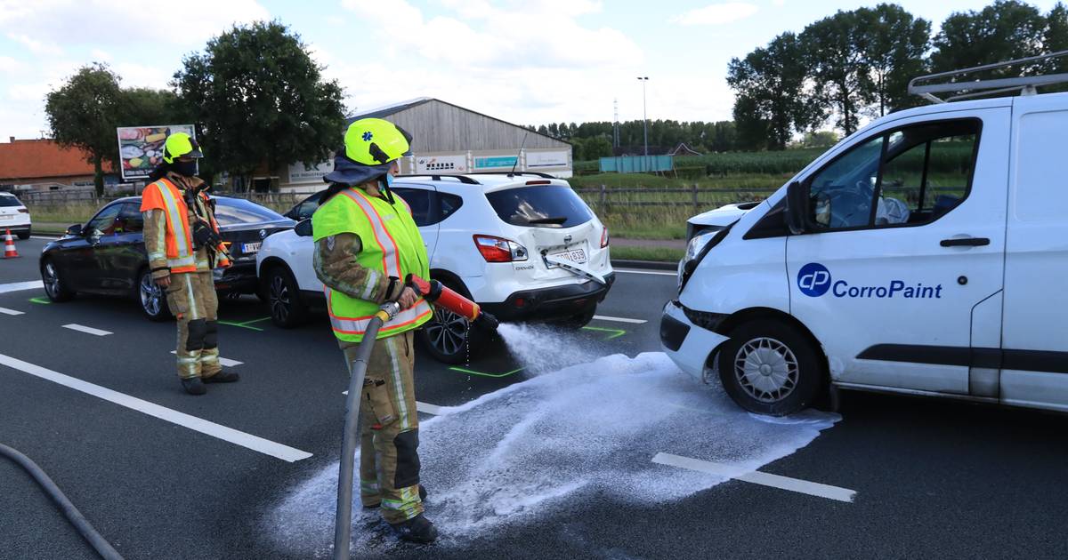 Bestuurder gewond bij kop-staartaanrijding op N16 | Temse | hln.be Bestuurder gewond bij kop-staartaanrijding op N16 | Temse | hln.be