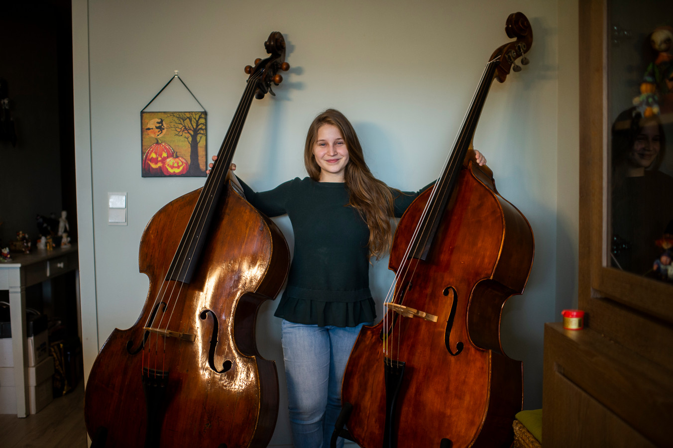 “Het kleine meisje met de grote contrabas”: Eline (23) vecht al jaren ...