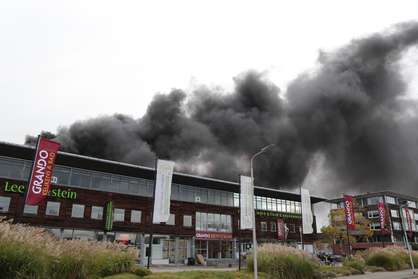 Na urenlange strijd is zeer grote brand op woonboulevard Delft geblust ...