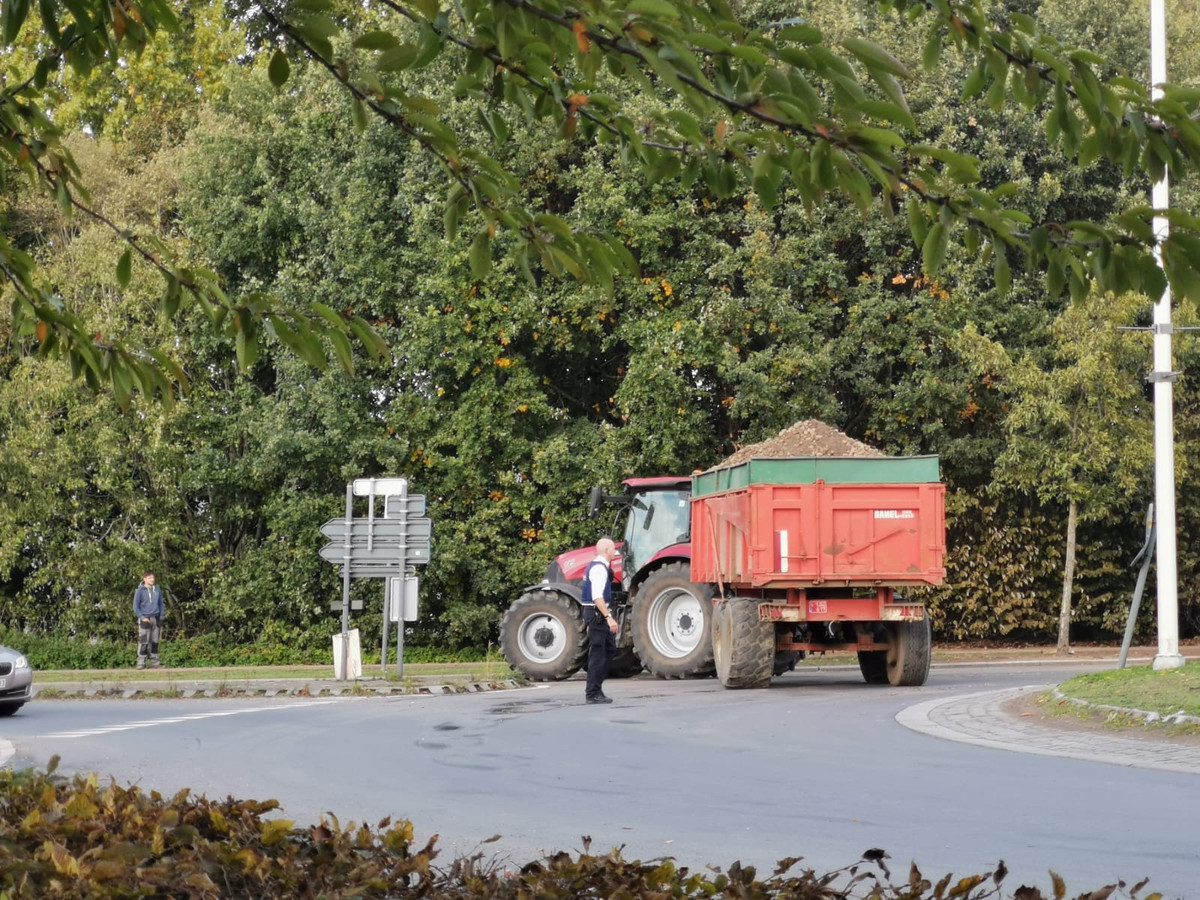 Rotonde aan ’t Wit Huis tijdlang versperd door gekantelde kar met ... Rotonde aan ’t Wit Huis tijdlang versperd door gekantelde kar met ...