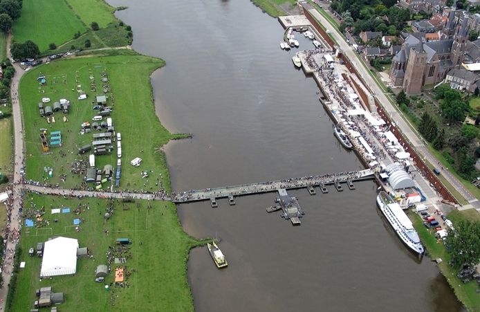 Belgen en Duitsers helpen mee met pontonbrug Vierdaagse | Maasland ...