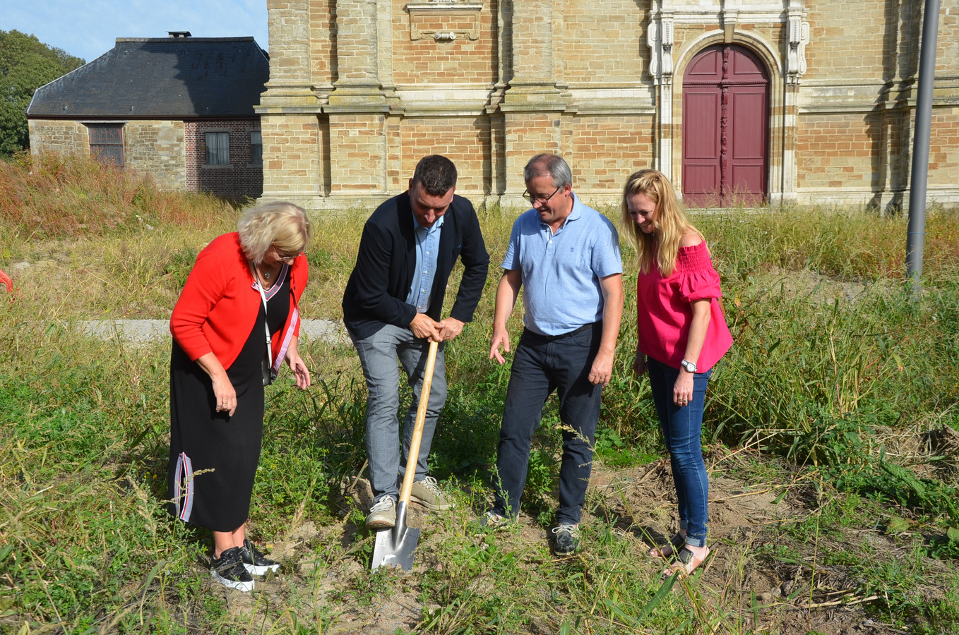 Stadsbestuur geeft eerste spadesteek voor aanleg nieuw Abdijplein: “Dit ...