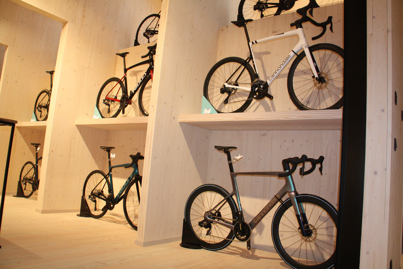 NET OPEN. Lo-Reninge heeft met Velolo een eerste fietswinkel: “We doen ...