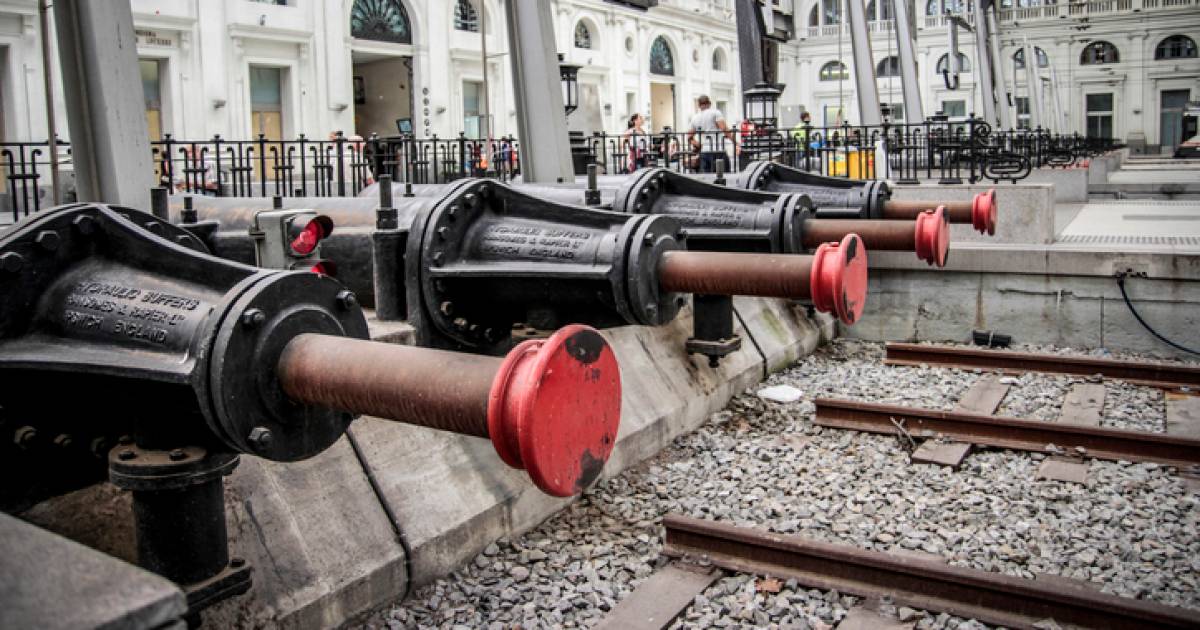 Le conducteur loupe son freinage: le train heurte violemment le butoir ...