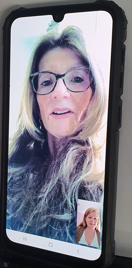 Daniëlle (55) schreef een boek over doorleven met kanker: ‘Overleven is ... Daniëlle (55) schreef een boek over doorleven met kanker: ‘Overleven is ...