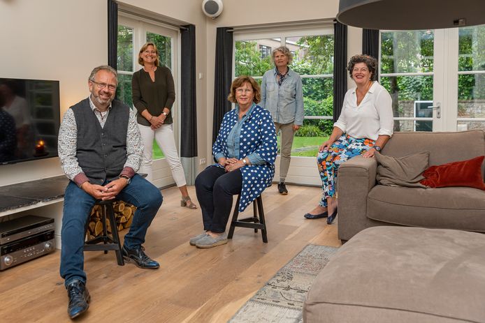 De vorstelijke pipowagen van prinses Bea in de duinen van ...