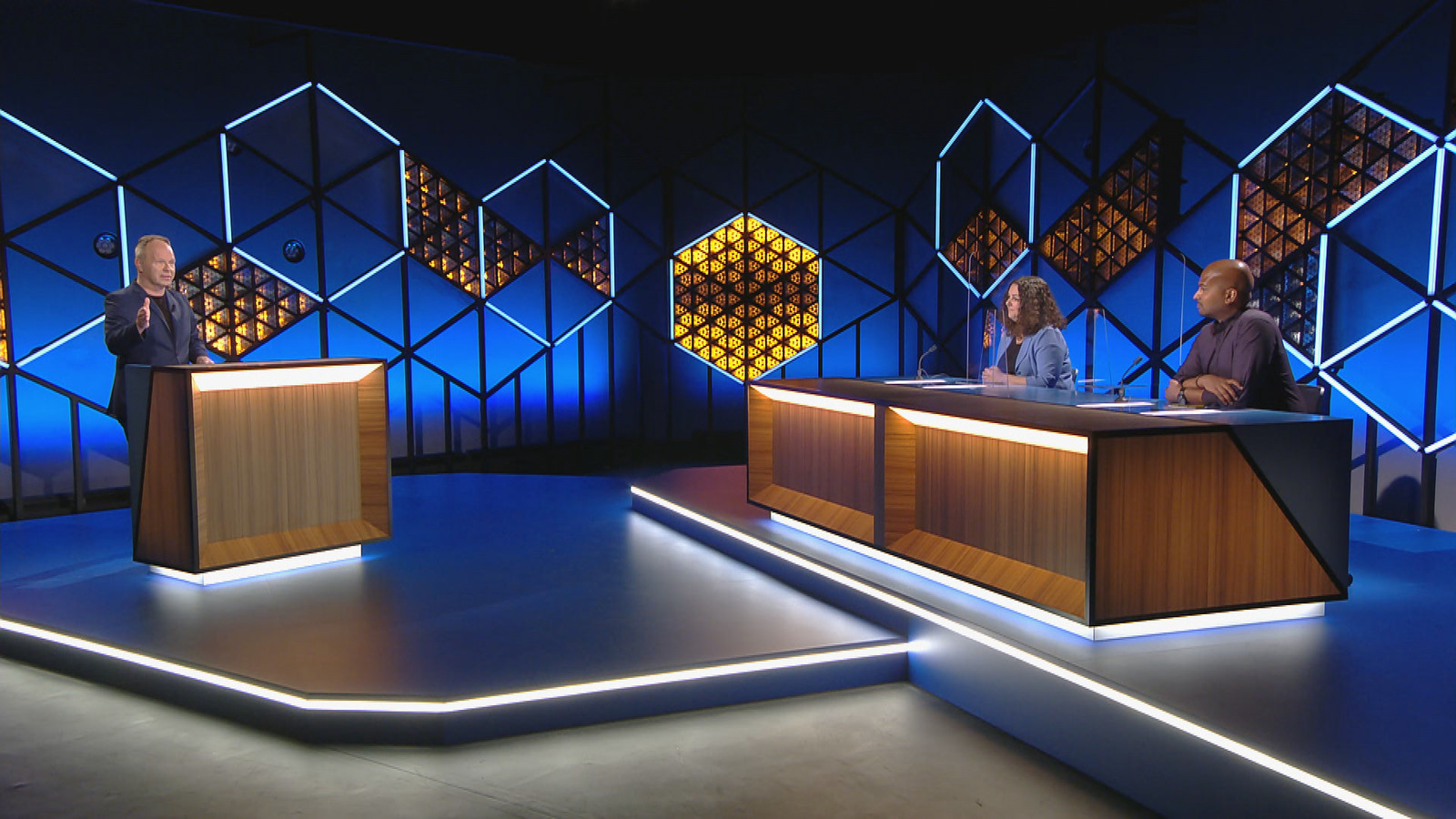 Ben Crabbé na drie weken weer mét kandidaten in ‘Blokken’-decor | Foto ...