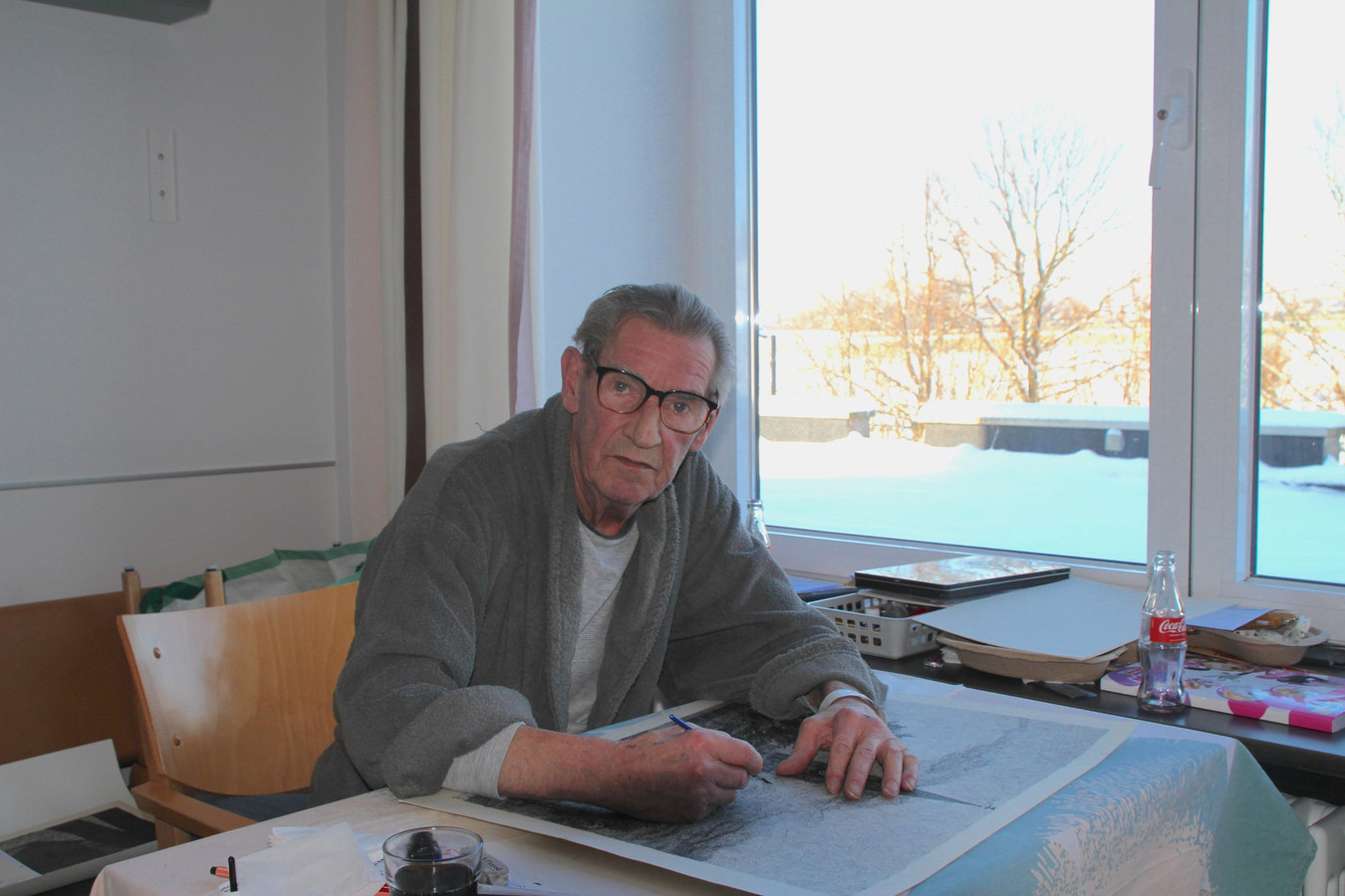 Ongeneeslijk zieke kunstenaar Luc (69) blijft tekenen... en exposeert ... Ongeneeslijk zieke kunstenaar Luc (69) blijft tekenen... en exposeert ...