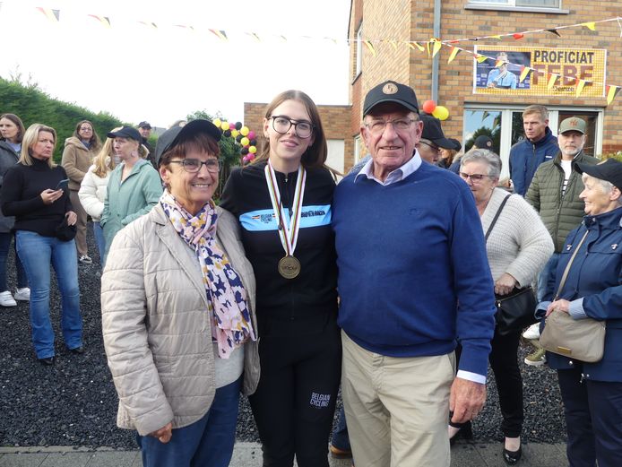 Buren en supporters verwelkomen medaillewinnares Febe Jooris (17) in ...