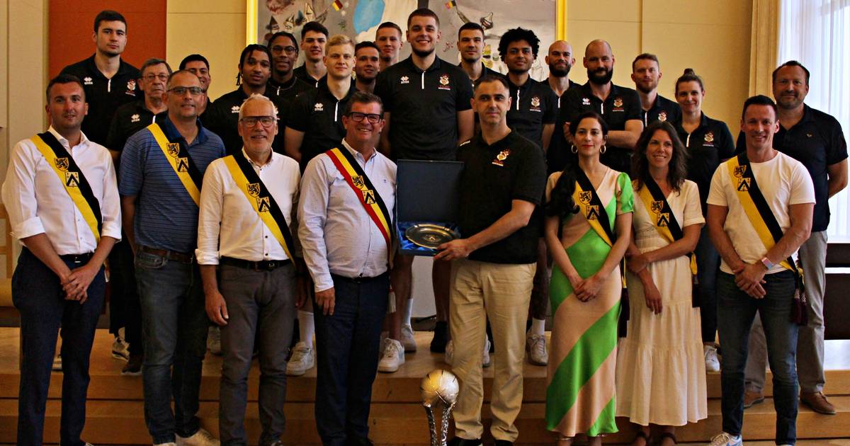 Spelers en staff Filou BC Oostende ontvangen in stadhuis na 12e ...