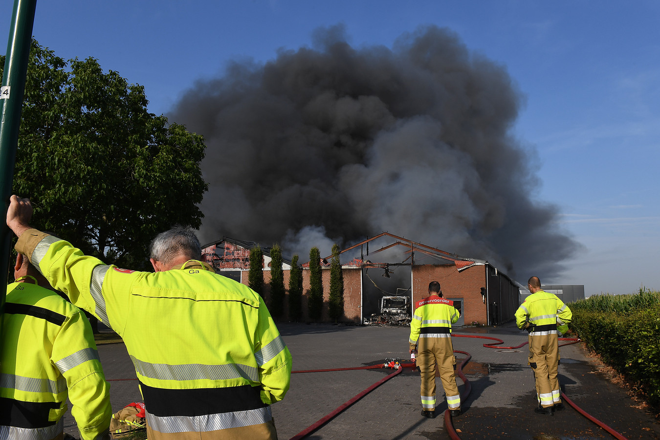 Brand in Beugen verwoest twee bedrijven | Foto | gelderlander.nl
