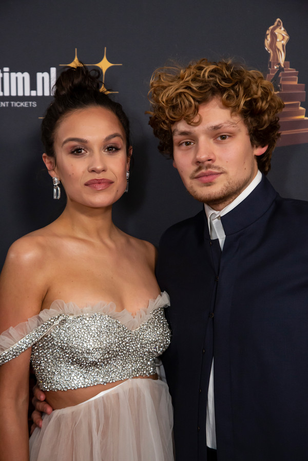 Acteur Soy Kroon draagt zonder gêne diepe V-halzen tot net boven z’n ...