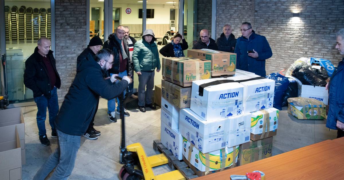 Binnenplaats Turkse Grote Moskee verzamelplek voor hulpgoederen ...