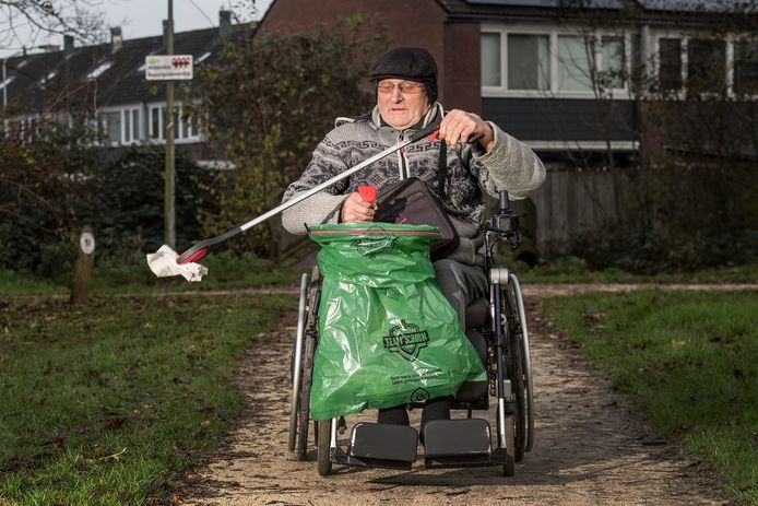 Henk (77) grijpt vanuit z'n rolstoel Tiel schoon: ‘Laat ik het niet ...