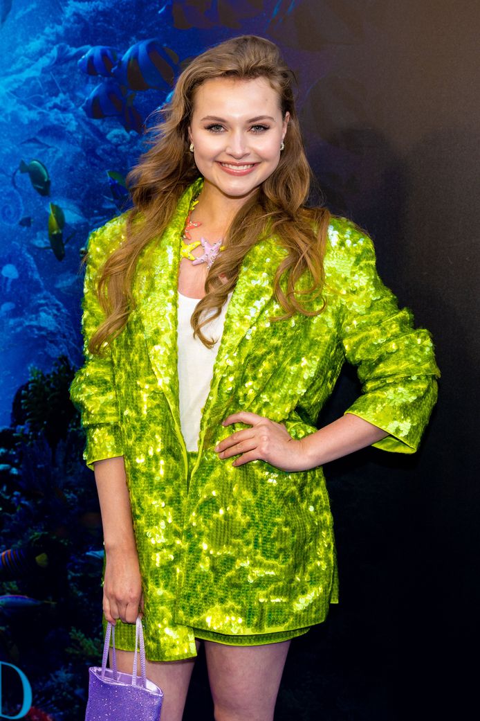 Vajèn droeg een giletje met spijkerbroek en sneakers, toch zonde als je ...