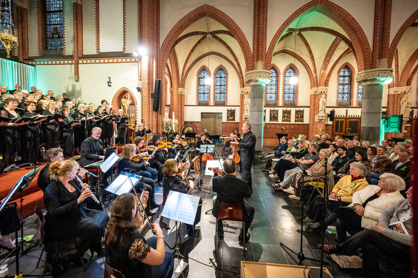 Koor vult dodenherdenking in met muziek en gedichten over actuele ...