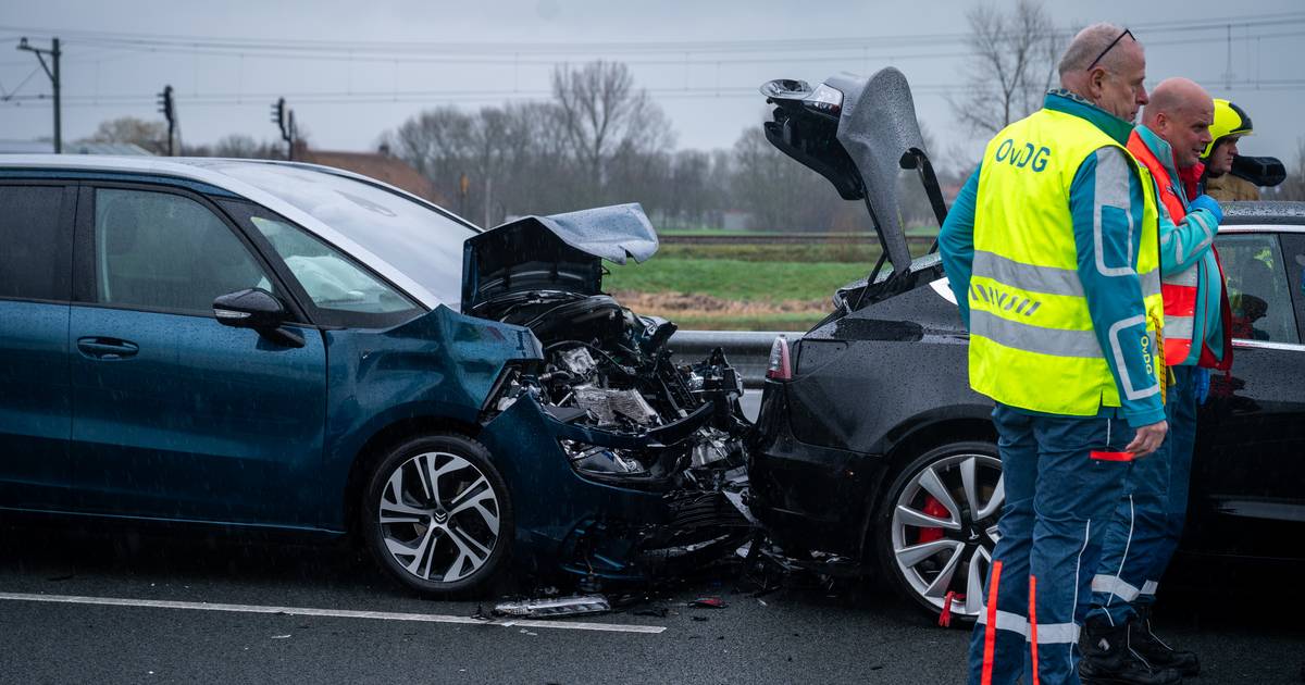 Gewonden bij ongeluk op N11, ongeluk mogelijk veroorzaakt door ladder op de weg | Alphen aan den ...