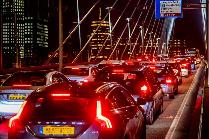 Verkeersdrukte in Rotterdam neemt toe: autoritjes blijven stroperig ...