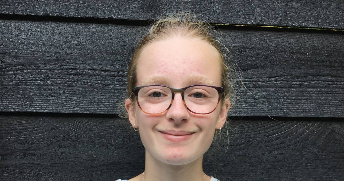 Lara schreef een boekje over draken en dat ligt nu in haar woonplaats ...