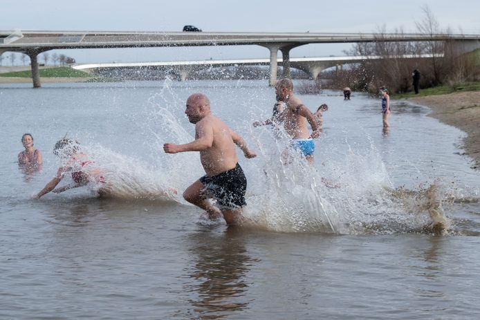 Twee duiken in Nijmegen en bijna 800 euro voor KWF: ‘Ik zit op een wolk ...
