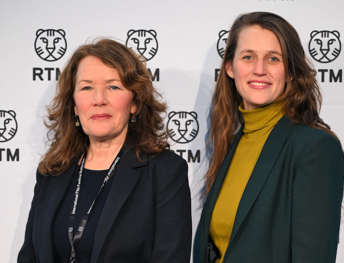 Met deze reusachtige tekening toont Carlijn (33) ons oneerlijke ...