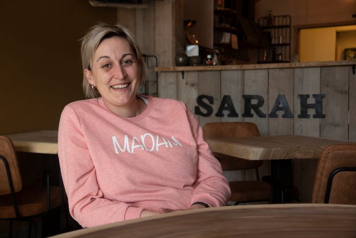 “Voor mijn overleden grootvader”: Sarah (36) opent maandag toch haar ...