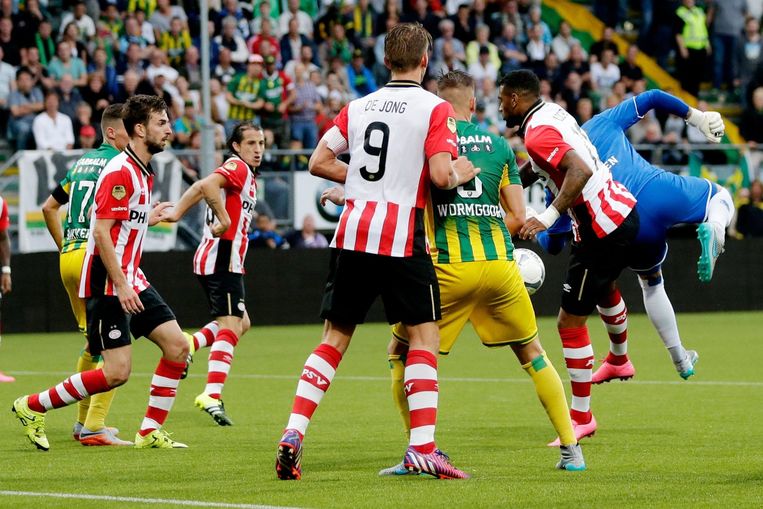 Keeper onsterfelijk na dit wonderhakje in slotseconde tegen PSV van ...