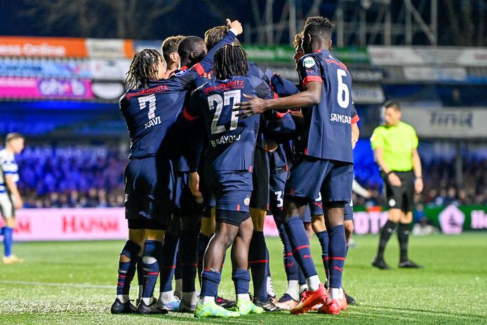 Een trekker op het veld, een bomvol sportpark en een wereldgoal: bekijk ...