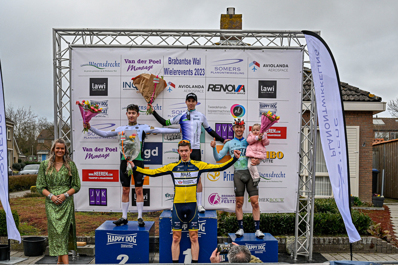 Pech blijft Tim Bierkens achtervolgen: lachend de Rijzendeweg op ...