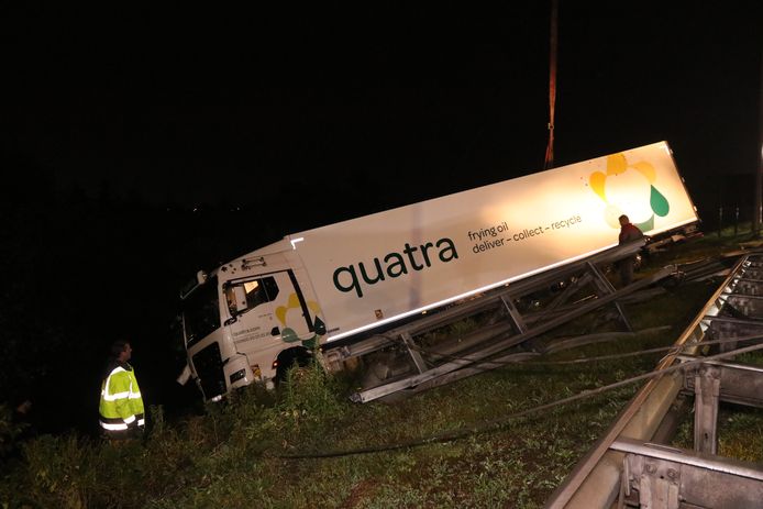 Nog een uur aanschuiven op E17 na ongeval met vrachtwagen in Lokeren ... Nog een uur aanschuiven op E17 na ongeval met vrachtwagen in Lokeren ...