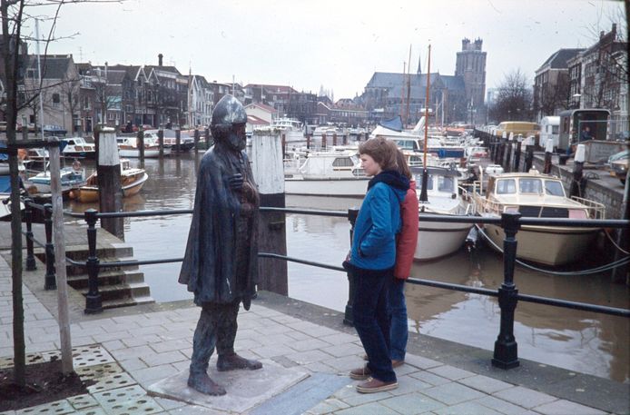 Graaf Dirk IV kreeg in Dordrecht ‘een drol van een beeld’ | Dordrecht ...