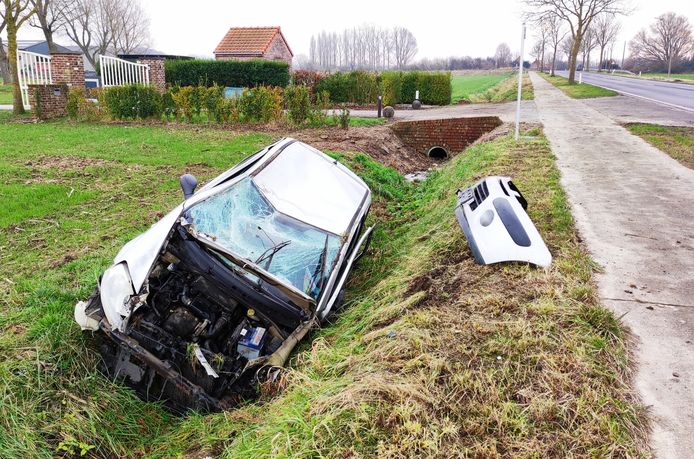 Bestuurster (20) gaat over de kop en belandt met auto in gracht | Ieper ... Bestuurster (20) gaat over de kop en belandt met auto in gracht | Ieper ...
