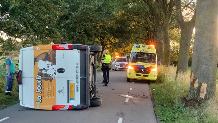 Bestelbus knalt tegen boom en belandt op zijkant | 112 nieuws Montferland | gelderlander.nl