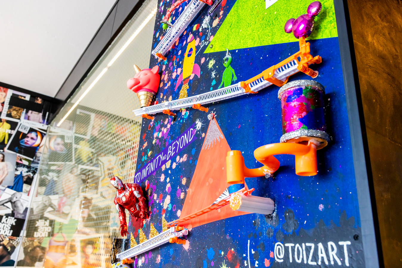 De gekke ideeën van Dion en Maya zitten allemaal in deze hotelkamer in ...